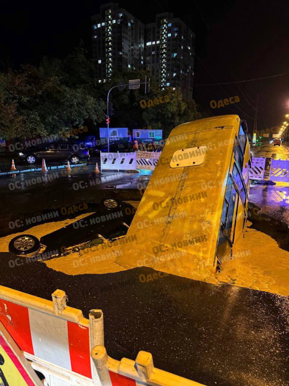 Потужна злива та підтоплення вулиць в Одесі